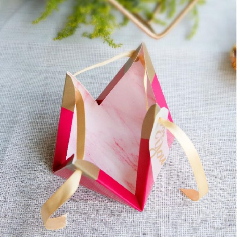 Rose Red Wedding Favor Boxes Triangular Candy Gift Bags For Decoration ...