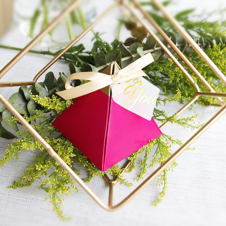 Rose Red Wedding Favor Boxes Triangular Candy Gift Bags For Decoration ...
