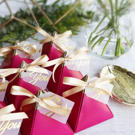 Rose Red Wedding Favor Boxes Triangular Candy Gift Bags For Decoration ...