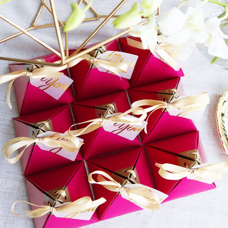 Rose Red Wedding Favor Boxes Triangular Candy Gift Bags For Decoration ...
